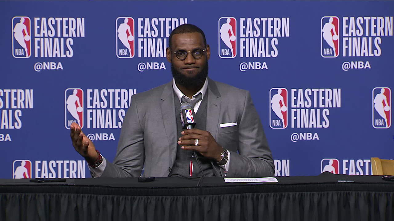 Insolite – LeBron James active le mode robot en conférence de presse