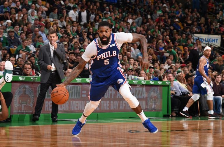 NBA - Amir Johnson reste finalement aux Sixers