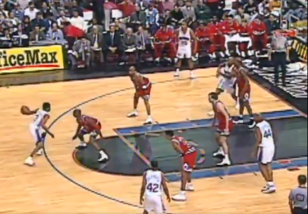 NBA - 12 mars 1997 : Allen Iverson enrhume Michael Jordan