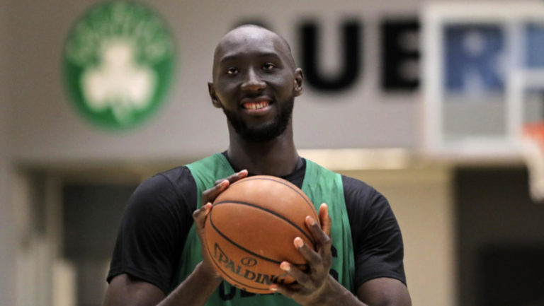 NBA - Tacko Fall sort un dunk à 360 degrés