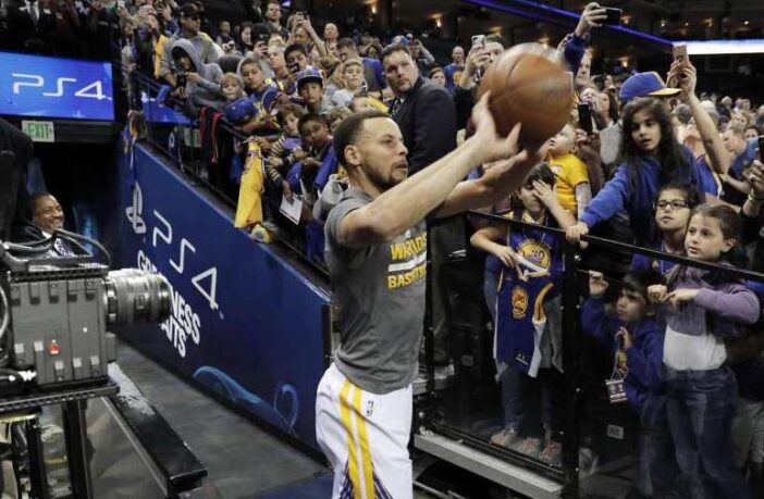 NBA - Steph Curry tente son premier tunnel shot au Chase Center