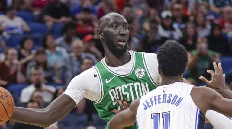 NBA - Tacko Fall enflamme le TD Garden avec son dunk