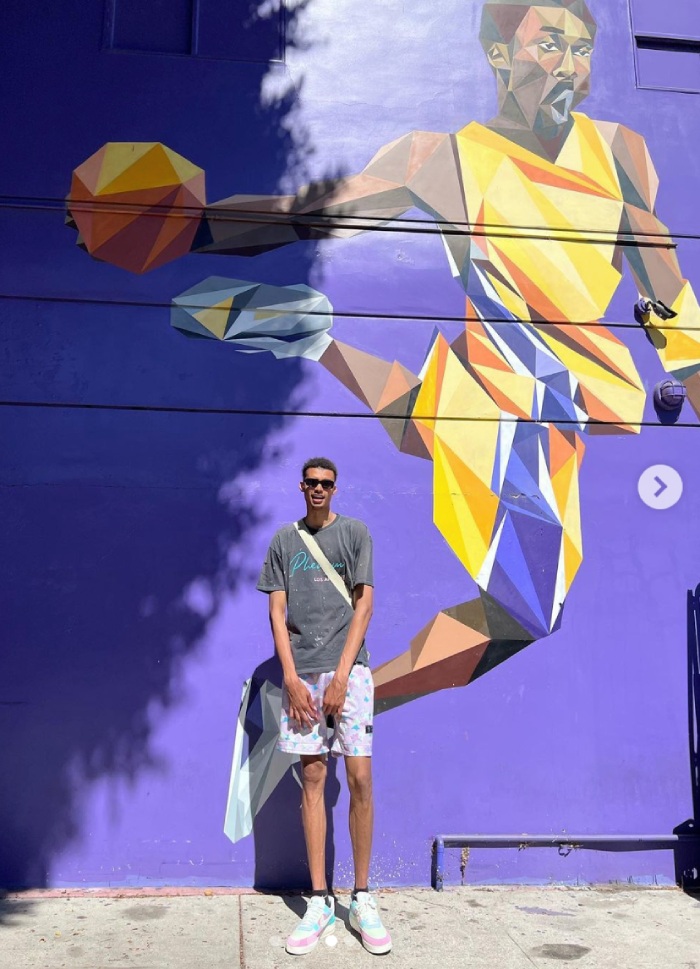 NBA - La photo buzz de Victor Wembanyama, immense dans une rue US