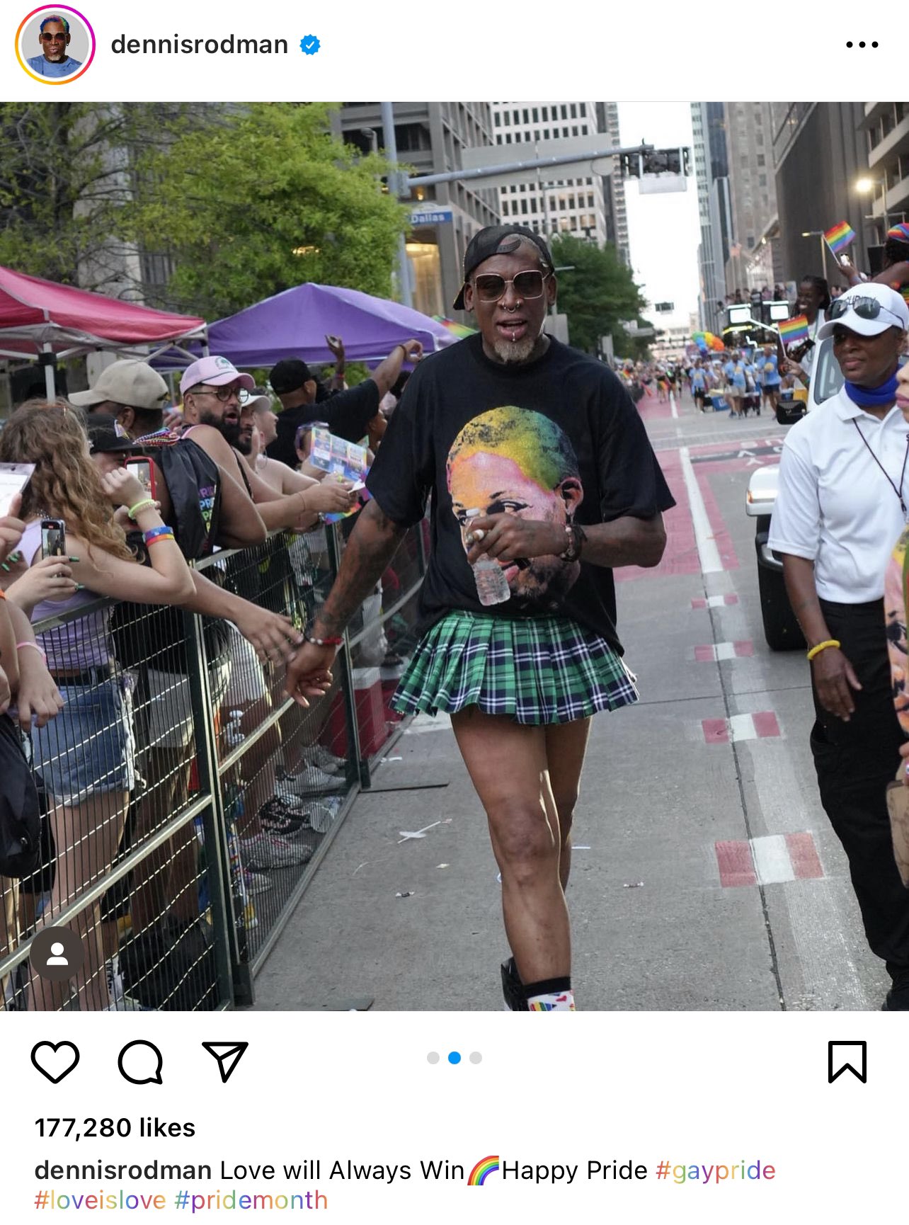NBA - En plein Pride Month, Dennis Rodman fait le buzz avec son outfit ...