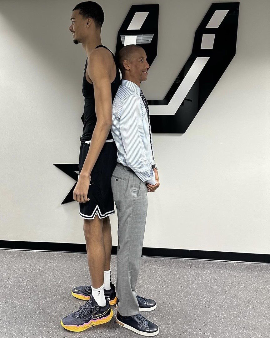 NBA - La photo virale de Victor Wembanyama (2m24) avec Reggie Miller (2m01)