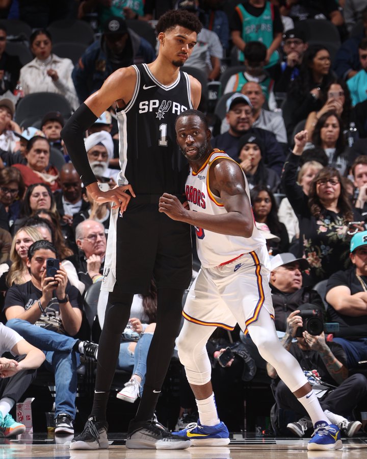NBA - Après leur duel, la photo virale de Wembanyama (2m24) avec Draymond Green (1m98)